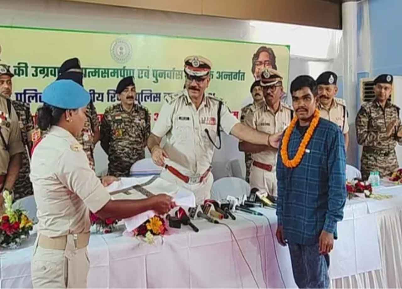 झारखंड प्रदेश पुलिस को बड़ी कामयाबी, दस नक्सलियों ने किया सरेंडर ...